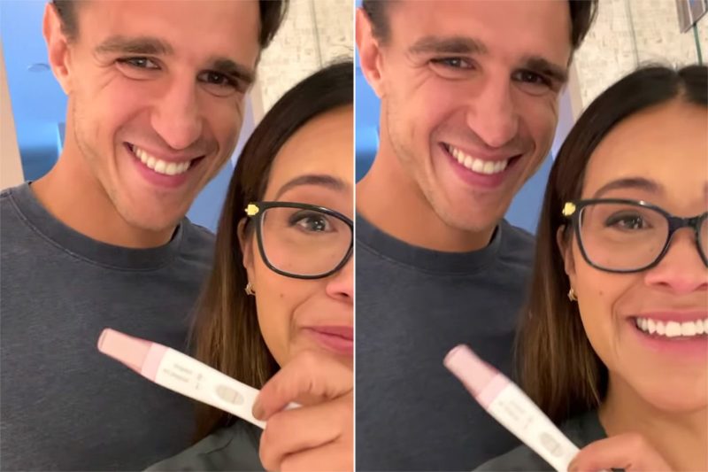 Fans are delighted with the touching picture of the expectant Jeanie ...