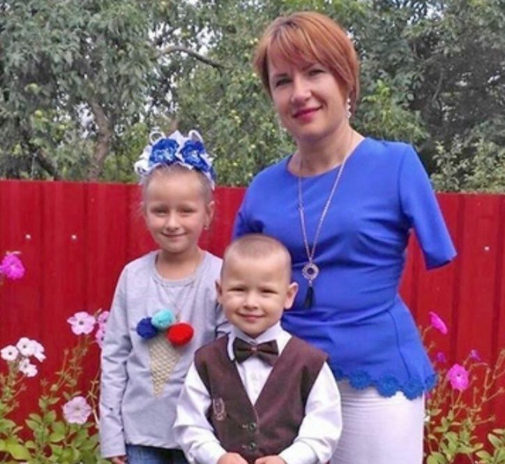 Woman born without arms raises two children on her own and works as a ...