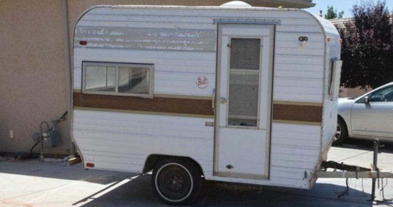 Woman buys a rusty trailer for $1000 and turns it into a charming house ...
