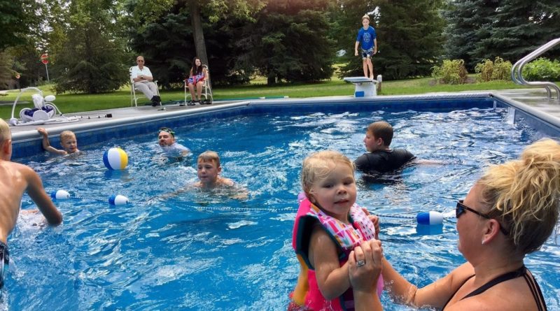 The man arranged a swimming pool for neighbors in the yard: the reason ...