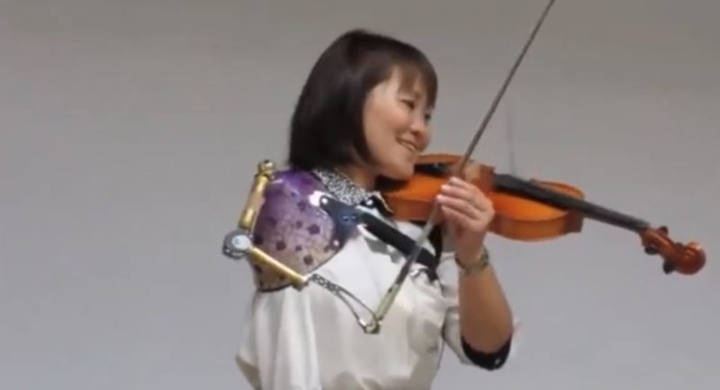 A girl with one arm, masterfully playing the violin, hit the social ...